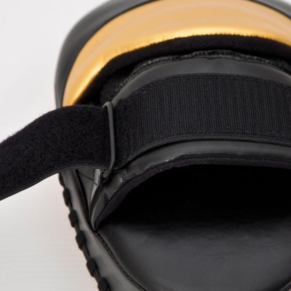 高品質で耐久性に優れた素材を使用。5cmもの幅がある分厚いパッドは、プロ級の衝撃の強いパンチもしっかりと吸収し、緩やかなカーブを描いた湾曲した形状で中央にパンチが狙いやすい構造です。手首側のパッドは7cmとしっかりとした厚さを保ち関節の保護...