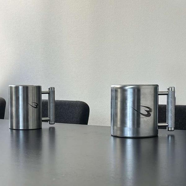 マグカップモチーフで革新的なダンベルは、トレーニングに楽しさとモチベーションの要素を取り入れました。持ち手部分は滑り防止ローレット加工で極上な持ち心地を追究し、安全にトレーニングに集中できます。新登場の19kgタイプは、より高重量で本格的な...