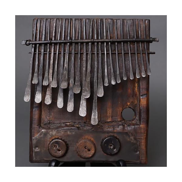 原産国:ジンバブエサイズ:縦21.5cm x 横17cm（板部分の大きさです。）ジンバブエのムビラです。ムビラ(Mbira)は、アフリカの伝統的な楽器で、特にジンバブエを含む南部アフリカの文化において重要な役割を果たしています。近年では、ム...