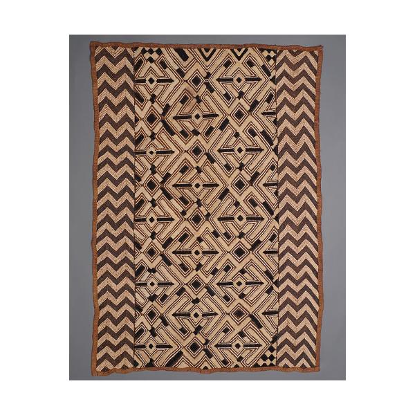 原産国:コンゴサイズ:88cmX61cm(正確な四角形ではありませんので、測る場所によって寸法が異なります。)クバ王国、ショワ族に古くから伝わるラフィア布です。クバ王国のラフィア布は、中央アフリカのコンゴ民主共和国に位置するクバ王国で生産さ...