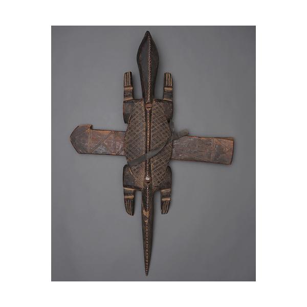 原産国:マリサイズ:縦約64cm x 横約43cm x 奥行約8cm西アフリカ、マリ共和国の断崖に暮らすドゴン族。穀物倉庫の扉を守るために用いた、木製戸締り(ドアロック)です。西アフリカ、マリ共和国のドゴン族による伝統的な木彫りドアロックで...