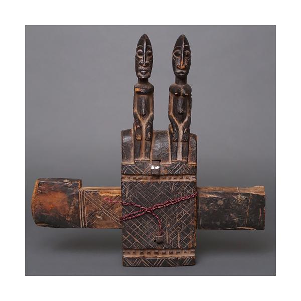 原産国:マリサイズ:縦約33cm x 横約34cm x 奥行約10cm西アフリカ、マリ共和国の断崖に暮らすドゴン族。彼らが穀物倉庫の扉を守るために用いた、木製戸締り(ドアロック)です。本来は穀物倉庫の扉を守るための鍵ですが、その佇まいはもは...