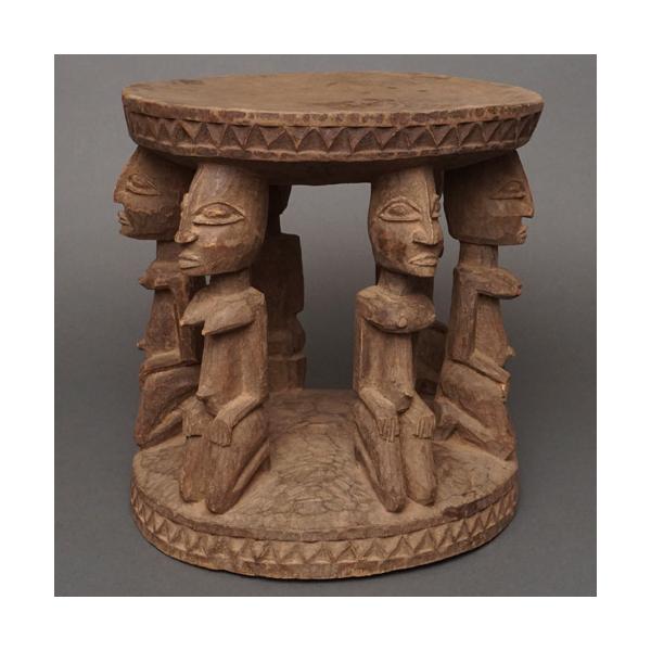原産国:マリサイズ:直径約28cm x 高さ約30cm(測る場所によってサイズが異なります。表記のサイズは目安です。)マリ共和国のバンディアガラ断崖地帯に暮らすドゴン族によって手彫りで作られた、伝統的な円柱型の木製スツールです。一本の木から...