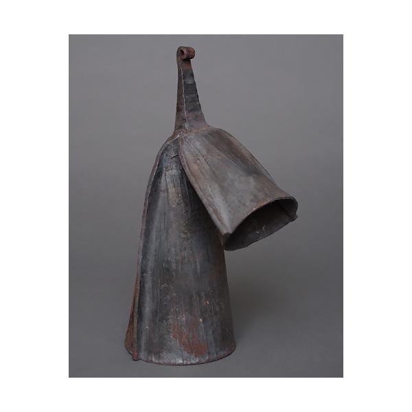 原産国:ガーナサイズ:全長27cm　x　幅16cm x 11cmガンコギは、ガーナのエウェ族が使う 鉄でできたダブルベルの楽器 です。高い音と低い音が出ます。アフリカの伝統音楽では、ガンコギの一定のリズムが 全体のテンポや拍を決める“基準”...