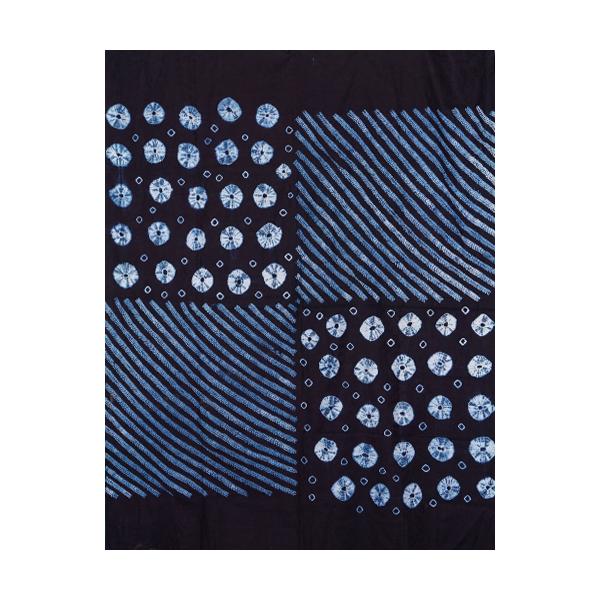 原産国:ギニアサイズ:約152cm×約120cmギニア、フタジャロン地方のフラ族の人たちが染めた藍染布です。織り柄の入った光沢のあるバゼンという白いコットン布を染めています。つややかで深い藍色に染まっていてとても美しいです。ギニアでは加工し...