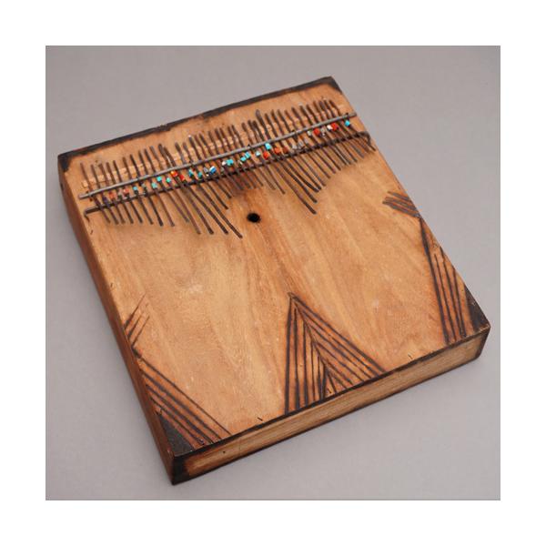 原産国:タンザニアサイズ:27cm×29cm（手作りのためサイズは物により多少違います。）タンザニアの親指ピアノです。オルゴールのような癒やしの音色です。鍵盤を前後することでチューニングができます。西洋音階チューニングではありませんのでご注...