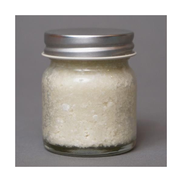 新鮮な100%ピュアシアバターです。未精製です。アフリカでは女性や子供も使うポピュラーなクリームです。乾燥による手あれや日焼け後などの皮膚の保護にご使用下さい。原産国:アフリカ（ブルキナファソ）量:40g成分:ステアリン酸・オレイン酸・トコ...