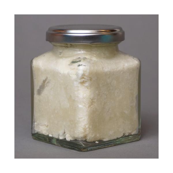 新鮮な100%ピュアシアバターです。未精製です。アフリカでは女性や子供も使うポピュラーなクリームです。乾燥による手あれや日焼け後などの皮膚の保護にご使用下さい。原産国:アフリカ（ブルキナファソ）量:130g成分:ステアリン酸・オレイン酸・ト...