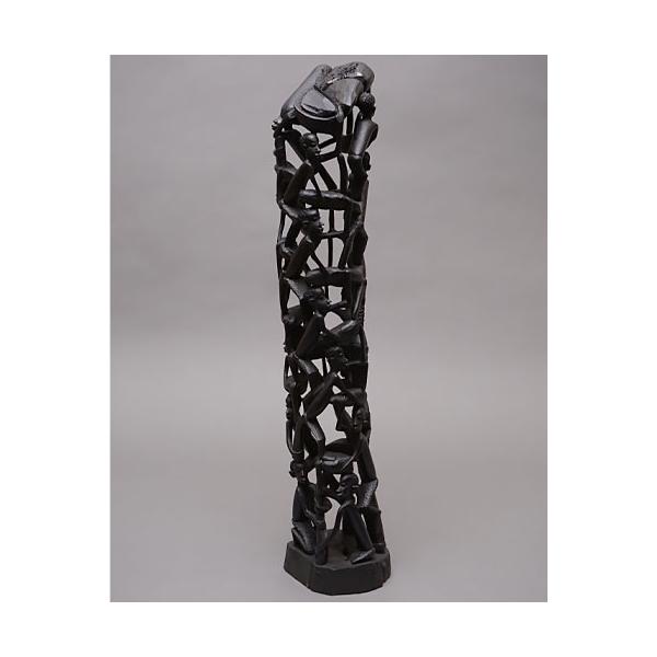 原産国:タンザニアサイズ:高さ約58cm重量:1525g東アフリカ・タンザニアのマコンデ族が黒檀(Ebony)を一本の木から丁寧に彫り上げた、伝統的な「ウジャマ(Ujamaa)」スタイルの彫刻です。多数の人物が縦に連なり、互いに支え合うよう...