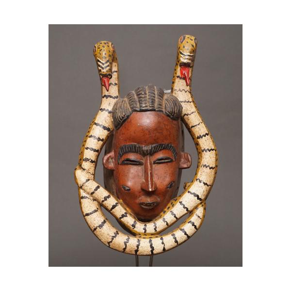 原産国:コートジボワールサイズ:縦39cmx横27cmx奥行き16cmコートジボワール、グロ族ザウリのマスクです。美しい女性を模した仮面です。※マスクスタンドは付属しません。※マスクは細かいひび割れや補修があることがあります。写真でご確認下...