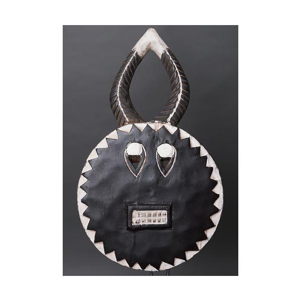 原産国:コートジボワールサイズ:縦約49cm x 横約29cm x 奥行き6cmコートジボワールのバウレのゴリ・プレプレです。太陽やヤギなどの動物を模した仮面です。ゴリ・プレプレは村の重要人物の葬儀や村が災厄にみまわれたときに登場する仮面で...