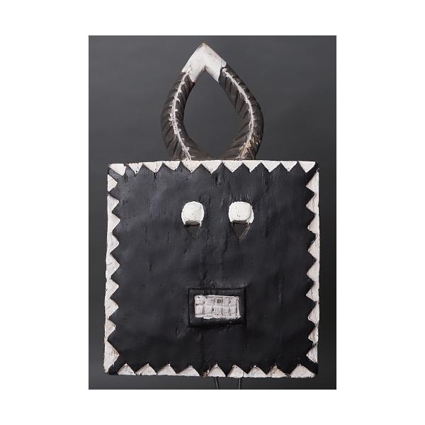 原産国:コートジボワールサイズ:縦約48cm x 横約30cm x 奥行き6cmコートジボワールのバウレのゴリ・プレプレです。太陽やヤギなどの動物を模した仮面です。ゴリ・プレプレは村の重要人物の葬儀や村が災厄にみまわれたときに登場する仮面で...