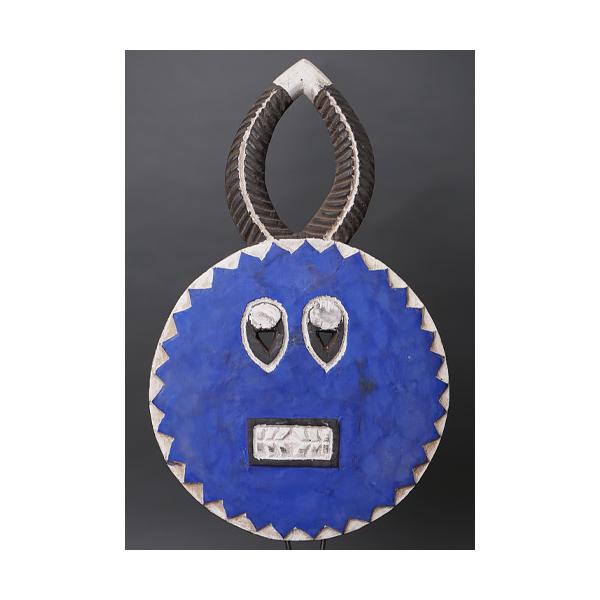 原産国:コートジボワールサイズ:縦約51cm x 横約32cm x 奥行き6cmコートジボワールのバウレのゴリ・プレプレです。太陽やヤギなどの動物を模した仮面です。ゴリ・プレプレは村の重要人物の葬儀や村が災厄にみまわれたときに登場する仮面で...