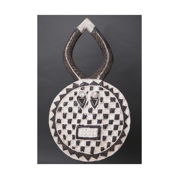 原産国:コートジボワールサイズ:縦約52cm x 横約29cm x 奥行き5cmコートジボワールのバウレのゴリ・プレプレです。太陽やヤギなどの動物を模した仮面です。ゴリ・プレプレは村の重要人物の葬儀や村が災厄にみまわれたときに登場する仮面で...