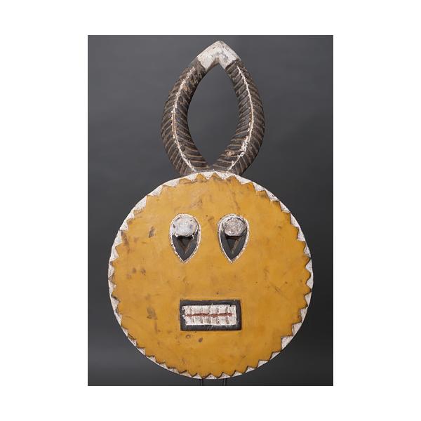 原産国:コートジボワールサイズ:縦約51cm x 横約31cm x 奥行き5cmコートジボワールのバウレのゴリ・プレプレです。太陽やヤギなどの動物を模した仮面です。ゴリ・プレプレは村の重要人物の葬儀や村が災厄にみまわれたときに登場する仮面で...