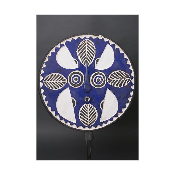 原産国:ブルキナファソサイズ:高さ約43cm x 幅約40cm x 奥行5cm西アフリカ、ブルキナファソのボボ族によって、代々受け継がれてきた神聖な「ソレイユマスク（太陽の仮面）」です。その名の通り、生命の源である「太陽」を象徴する巨大な円...