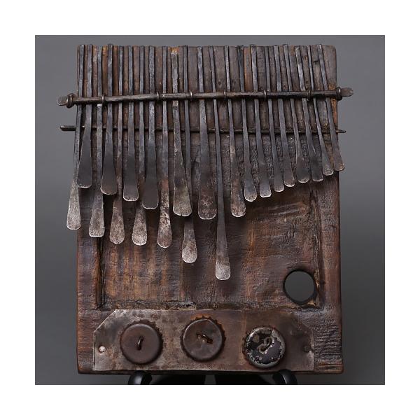 原産国:ジンバブエサイズ:縦22cm x 横18cm（板部分の大きさです。）ジンバブエのムビラです。ムビラ(Mbira)は、アフリカの伝統的な楽器で、特にジンバブエを含む南部アフリカの文化において重要な役割を果たしています。近年では、ムビラ...