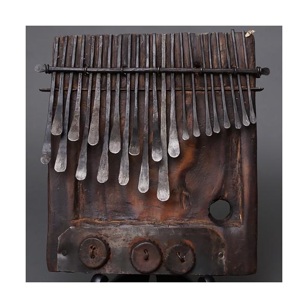 原産国:ジンバブエサイズ:縦22cm x 横18cm（板部分の大きさです。）ジンバブエのムビラです。ムビラ(Mbira)は、アフリカの伝統的な楽器で、特にジンバブエを含む南部アフリカの文化において重要な役割を果たしています。近年では、ムビラ...