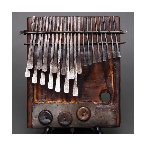 原産国:ジンバブエサイズ:縦22cm x 横18cm（板部分の大きさです。）ジンバブエのムビラです。ムビラ(Mbira)は、アフリカの伝統的な楽器で、特にジンバブエを含む南部アフリカの文化において重要な役割を果たしています。近年では、ムビラ...