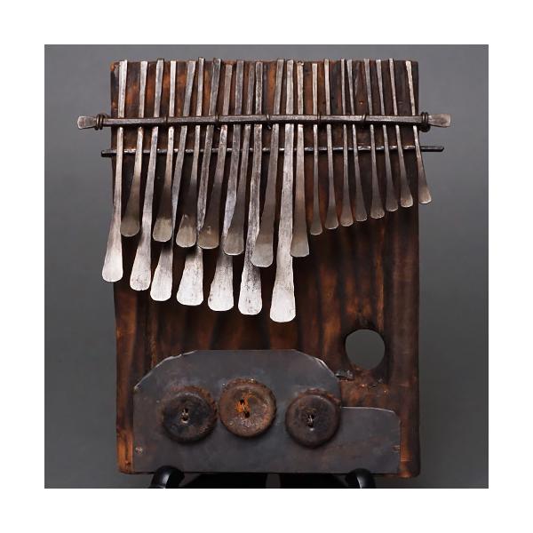 原産国:ジンバブエサイズ:縦21cm x 横15.5cm（板部分の大きさです。）ジンバブエのムビラです。ムビラ(Mbira)は、アフリカの伝統的な楽器で、特にジンバブエを含む南部アフリカの文化において重要な役割を果たしています。近年では、ム...