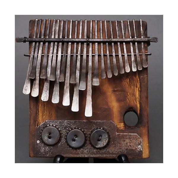 原産国:ジンバブエサイズ:縦19.5cm x 横17cm（板部分の大きさです。）ジンバブエのムビラです。ムビラ(Mbira)は、アフリカの伝統的な楽器で、特にジンバブエを含む南部アフリカの文化において重要な役割を果たしています。近年では、ム...