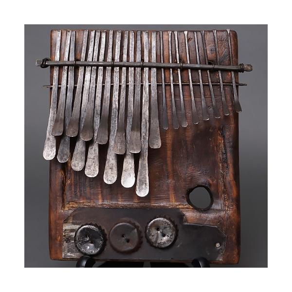 原産国:ジンバブエサイズ:縦21cm x 横17cm（板部分の大きさです。）ジンバブエのムビラです。ムビラ(Mbira)は、アフリカの伝統的な楽器で、特にジンバブエを含む南部アフリカの文化において重要な役割を果たしています。近年では、ムビラ...