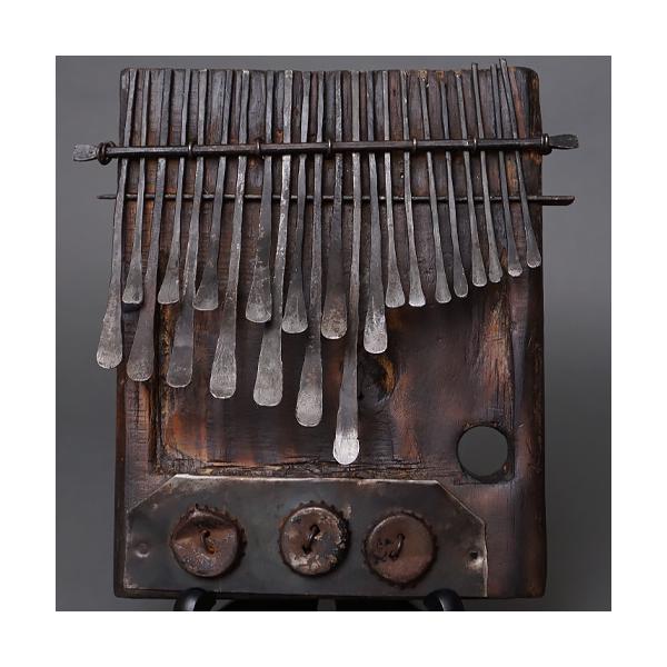原産国:ジンバブエサイズ:縦21cm x 横17cm（板部分の大きさです。）ジンバブエのムビラです。ムビラ(Mbira)は、アフリカの伝統的な楽器で、特にジンバブエを含む南部アフリカの文化において重要な役割を果たしています。近年では、ムビラ...