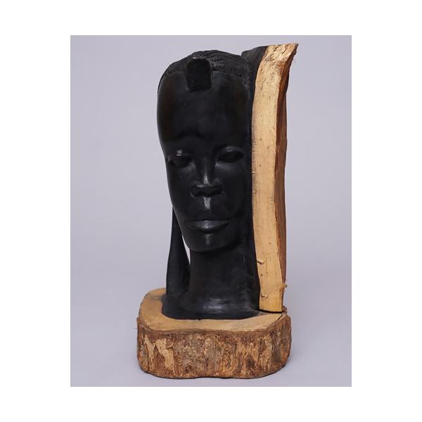 原産国:タンザニアサイズ:高さ約22cm東アフリカのマコンデ族に受け継がれる木彫技術によって生み出されたヘッドスカルプチャーです。着色に頼らず、木そのものが持つ芯の深い色合いと、外皮に近い明るい部分とのコントラストを活かすことで、静かな表情...