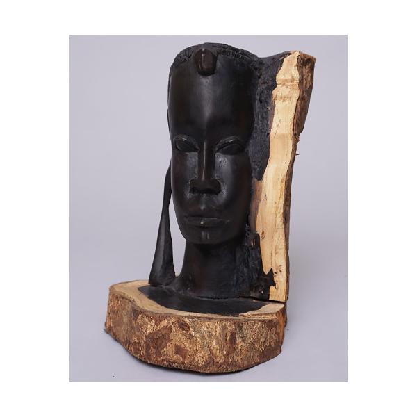 原産国:タンザニアサイズ:高さ約20cm東アフリカのマコンデ族に受け継がれる木彫技術によって生み出されたヘッドスカルプチャーです。着色に頼らず、木そのものが持つ芯の深い色合いと、外皮に近い明るい部分とのコントラストを活かすことで、静かな表情...