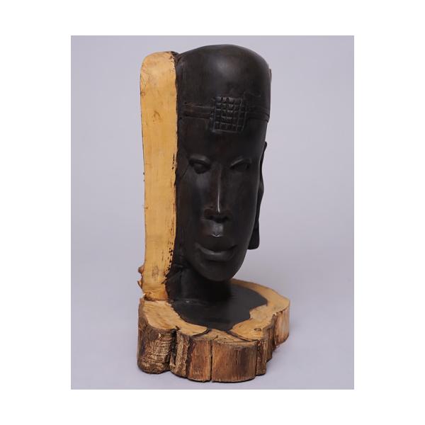 原産国:タンザニアサイズ:高さ約20cm東アフリカのマコンデ族に受け継がれる木彫技術によって生み出されたヘッドスカルプチャーです。着色に頼らず、木そのものが持つ芯の深い色合いと、外皮に近い明るい部分とのコントラストを活かすことで、静かな表情...