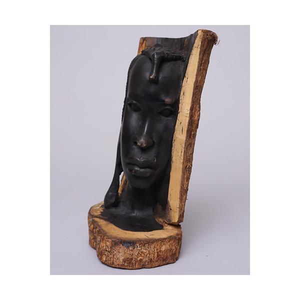 原産国:タンザニアサイズ:高さ約21cm東アフリカのマコンデ族に受け継がれる木彫技術によって生み出されたヘッドスカルプチャーです。着色に頼らず、木そのものが持つ芯の深い色合いと、外皮に近い明るい部分とのコントラストを活かすことで、静かな表情...