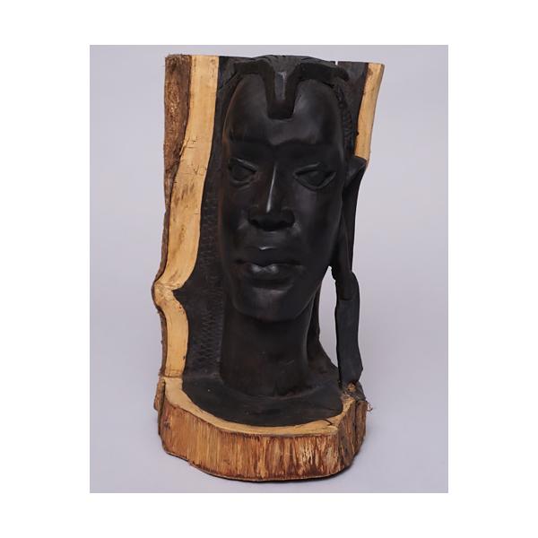 原産国:タンザニアサイズ:高さ約24cm東アフリカのマコンデ族に受け継がれる木彫技術によって生み出されたヘッドスカルプチャーです。着色に頼らず、木そのものが持つ芯の深い色合いと、外皮に近い明るい部分とのコントラストを活かすことで、静かな表情...