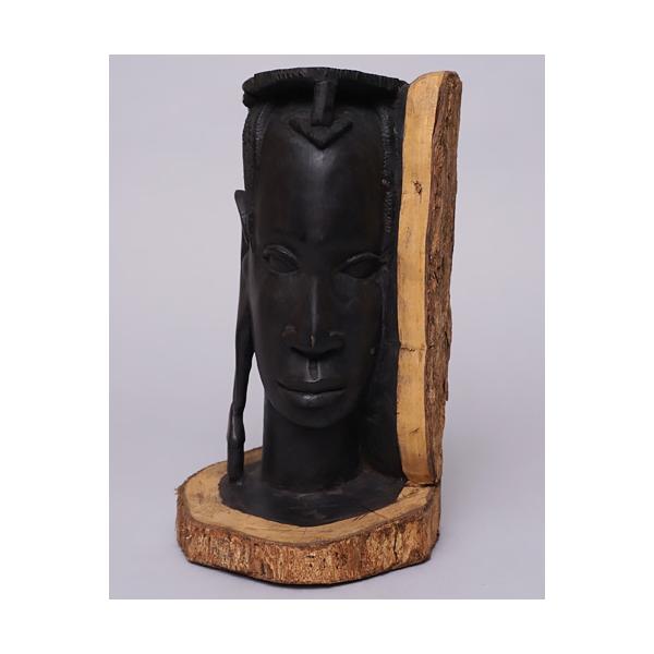 原産国:タンザニアサイズ:高さ約23cm東アフリカのマコンデ族に受け継がれる木彫技術によって生み出されたヘッドスカルプチャーです。着色に頼らず、木そのものが持つ芯の深い色合いと、外皮に近い明るい部分とのコントラストを活かすことで、静かな表情...