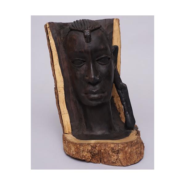 原産国:タンザニアサイズ:高さ約25cm東アフリカのマコンデ族に受け継がれる木彫技術によって生み出されたヘッドスカルプチャーです。着色に頼らず、木そのものが持つ芯の深い色合いと、外皮に近い明るい部分とのコントラストを活かすことで、静かな表情...