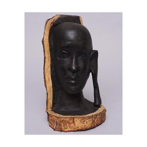 原産国:タンザニアサイズ:高さ約22cm東アフリカのマコンデ族に受け継がれる木彫技術によって生み出されたヘッドスカルプチャーです。着色に頼らず、木そのものが持つ芯の深い色合いと、外皮に近い明るい部分とのコントラストを活かすことで、静かな表情...