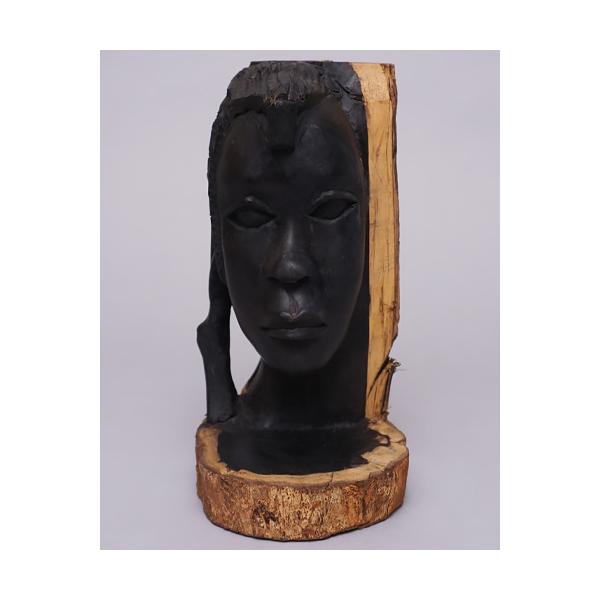 原産国:タンザニアサイズ:高さ約22cm東アフリカのマコンデ族に受け継がれる木彫技術によって生み出されたヘッドスカルプチャーです。着色に頼らず、木そのものが持つ芯の深い色合いと、外皮に近い明るい部分とのコントラストを活かすことで、静かな表情...