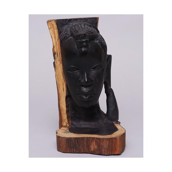 原産国:タンザニアサイズ:高さ約20cm東アフリカのマコンデ族に受け継がれる木彫技術によって生み出されたヘッドスカルプチャーです。着色に頼らず、木そのものが持つ芯の深い色合いと、外皮に近い明るい部分とのコントラストを活かすことで、静かな表情...