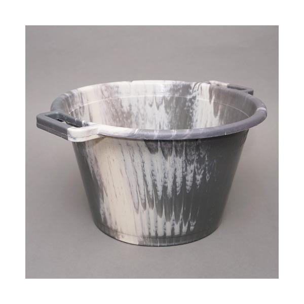 原産国:セネガルサイズ:高さ約20.5cmx径約35cmアフリカでよく使われるプラスチックの両手桶です。カラフルで楽しいプラスチックの道具は、アフリカでは毎日フル稼働で活躍しています。軽くて使いやすい実用的な作りです。アフリカに行って見てき...