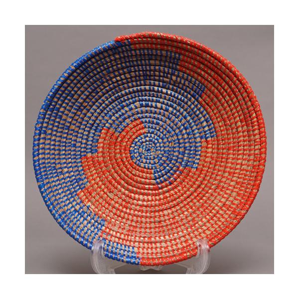 原産国:セネガルサイズ:径約30cm,深さ約7cm※複数在庫がございます。サイズは目安とお考え下さい。水草とビニール紐で編み込まれたセネガルのバスケットです。小物やフルーツなどを入れて使えます。※かごを立てて撮影しています。立てるために使用...