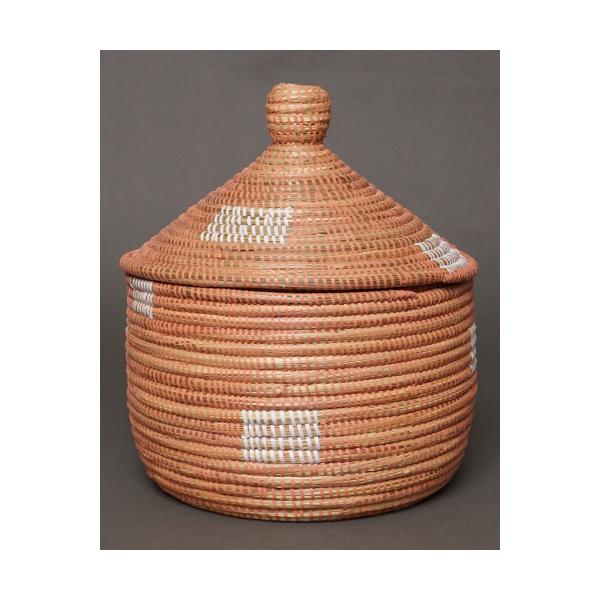 原産国:セネガルサイズ:直径約29cm/蓋を外した時の高さ約18cm/蓋を付けた時の高さ約33cmプックリとしたスタイルがとても可愛いセネガルの蓋つきかごです。お部屋に置いておくだけでも楽しくて可愛いインテリアになります。小物などを入れてお...