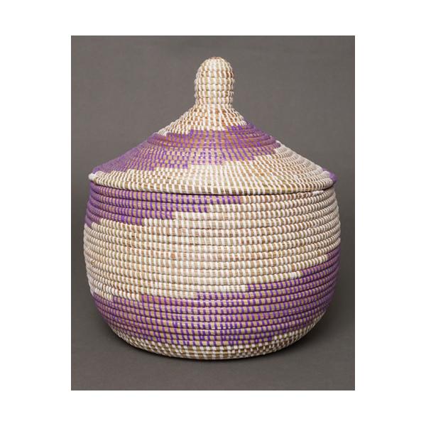 原産国:セネガルサイズ:直径約31cm/蓋を外した時の高さ約20cm/蓋を付けた時の高さ約35cmプックリとしたスタイルがとても可愛いセネガルの蓋つきかごです。お部屋に置いておくだけでも楽しくて可愛いインテリアになります。小物などを入れてお...