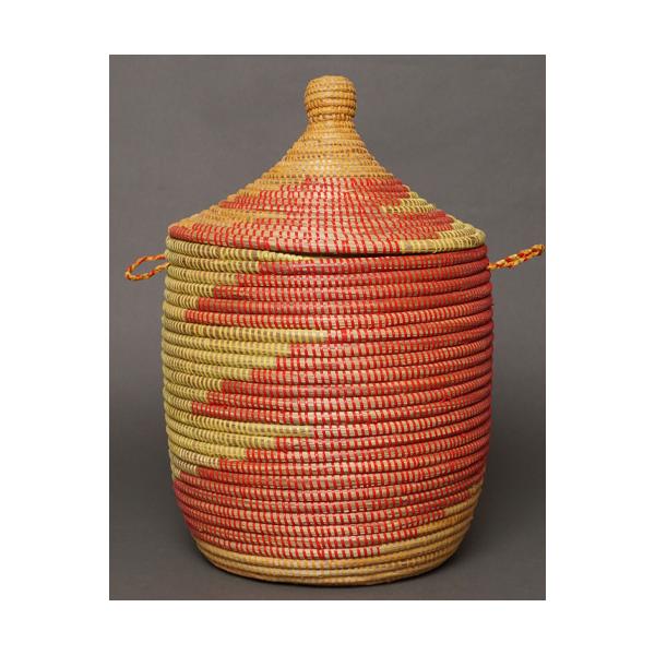 原産国:セネガルサイズ:直径約33cm/蓋を外した時の高さ約33cm/蓋を付けた時の高さ約49cmプックリとしたスタイルがとても可愛いセネガルの蓋つきかごです。お部屋に置いておくだけでも楽しくて可愛いインテリアになります。小物などを入れてお...