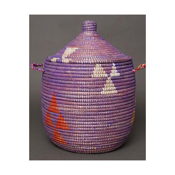 原産国:セネガルサイズ:直径約32cm/蓋を外した時の高さ約32cm/蓋を付けた時の高さ約48cmプックリとしたスタイルがとても可愛いセネガルの蓋つきかごです。お部屋に置いておくだけでも楽しくて可愛いインテリアになります。小物などを入れてお...
