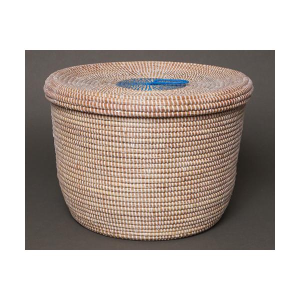 原産国:セネガルサイズ:直径約41cm/高さ約29cmセネガルの蓋つきかごです。綺麗なデザインと無駄のない形でしっかりと収納力があります。お部屋に置いておくだけでも楽しくて可愛いインテリアになります。※撮影環境や液晶などにより色の濃淡、色相...
