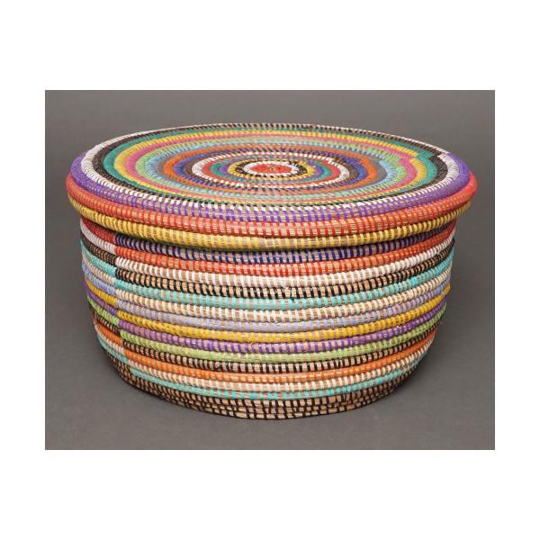 原産国:セネガルサイズ:高さ約20cm,径約38cm西アフリカ、セネガルの蓋つきかごです。綺麗なデザインでしっかりと収納力があります。蓋がきっちり閉まります。お部屋に置いておくだけでも楽しくて可愛いインテリアになります。