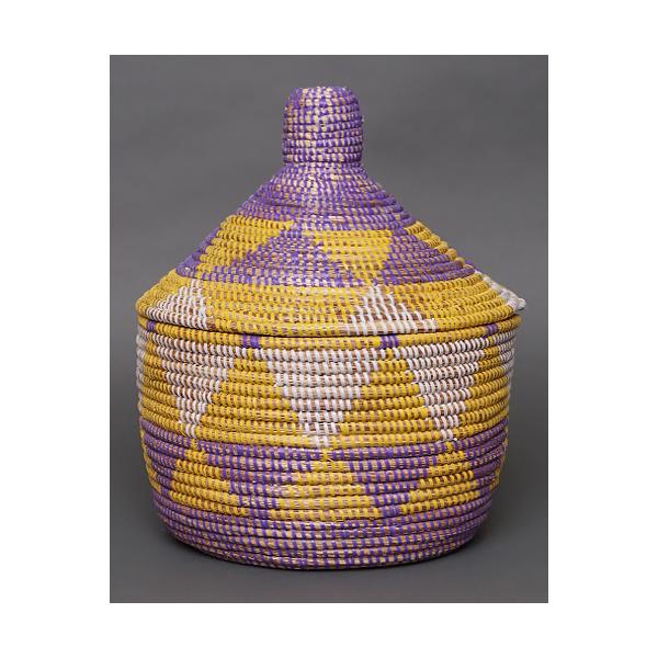 原産国:セネガルサイズ:直径約30cm/蓋を外した時の高さ約18cm/蓋を付けた時の高さ約34cmプックリとしたスタイルがとても可愛いセネガルの蓋つきかごです。お部屋に置いておくだけでも楽しくて可愛いインテリアになります。小物などを入れてお...