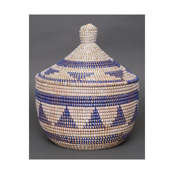 原産国:セネガルサイズ:直径約31cm/蓋を外した時の高さ約19cm/蓋を付けた時の高さ約36cmプックリとしたスタイルがとても可愛いセネガルの蓋つきかごです。お部屋に置いておくだけでも楽しくて可愛いインテリアになります。小物などを入れてお...