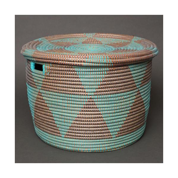 セネガルの蓋つきかごです。使い勝手が良いシンプルな円筒タイプです。蓋がきっちりと閉まります。お部屋に置いておくだけでも楽しくて可愛いインテリアになります。収納かごなどとしてご使用いただけます。原産国:セネガルサイズ:高さ31cm,径約45cm