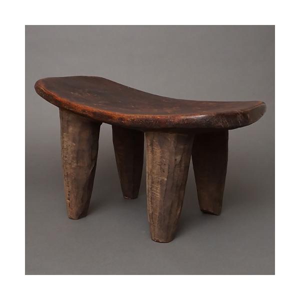 原産国:コートジボワールサイズ:横幅42cm x 奥行き24cm x 高さ25cmコートジボワール、セヌフォのスツールです。大きさも大小様々なものがあり、椅子としてだけでなく作業台などとしても使われます。木をくり抜いて作られる伝統的な民具で...
