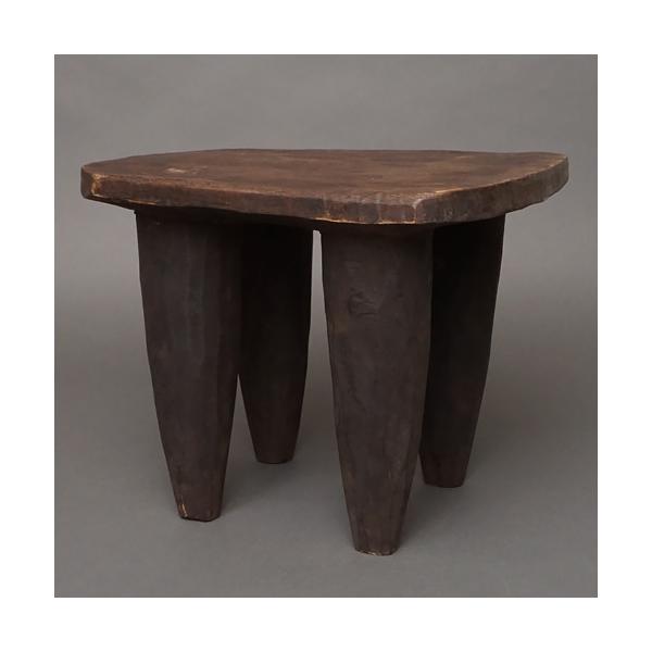 原産国:コートジボワールサイズ:横幅32cm x 奥行き25cm x 高さ25cmコートジボワール、セヌフォのスツールです。大きさも大小様々なものがあり、椅子としてだけでなく作業台などとしても使われます。木をくり抜いて作られる伝統的な民具で...